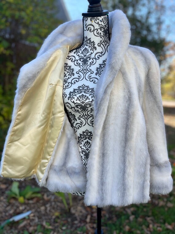 OooLaLa Cape in Faux Silver Fox 1960s - Gem