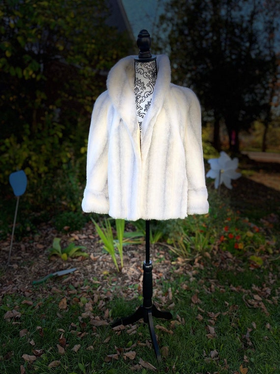 OooLaLa Cape in Faux Silver Fox 1960s - Gem