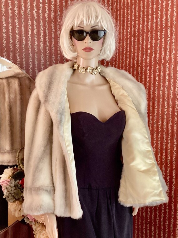 OooLaLa Cape in Faux Silver Fox 1960s - Gem