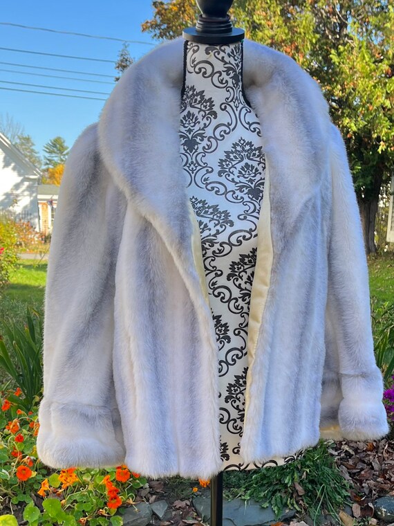 OooLaLa Cape in Faux Silver Fox 1960s - Gem
