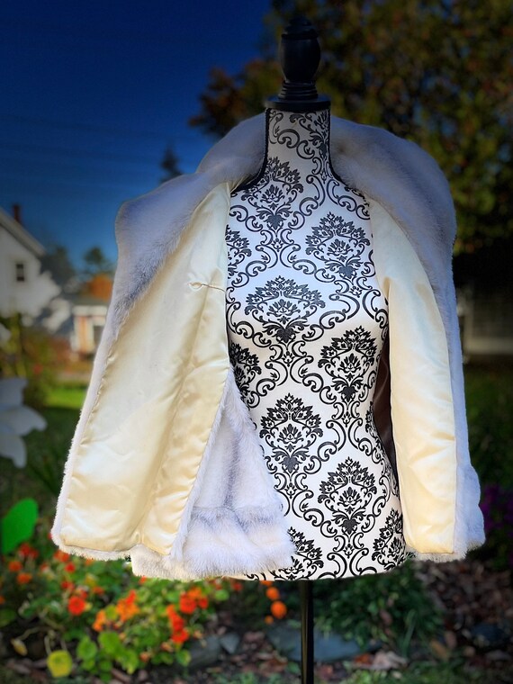 OooLaLa Cape in Faux Silver Fox 1960s - Gem