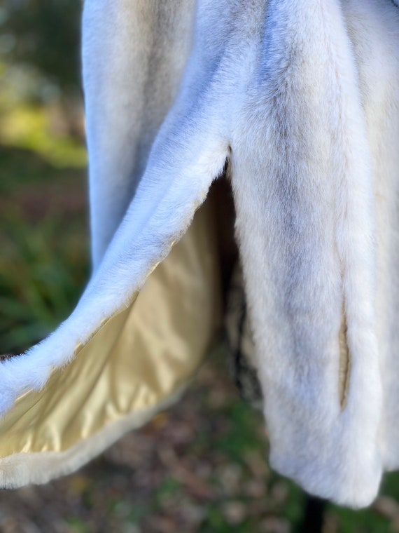 OooLaLa Cape in Faux Silver Fox 1960s - Gem