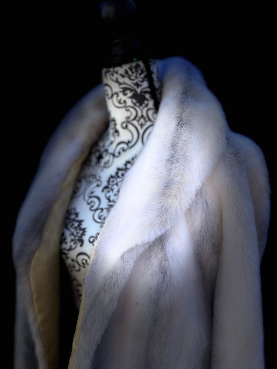 OooLaLa Cape in Faux Silver Fox 1960s - Gem