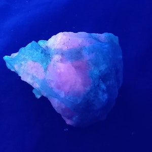 An Amazing Specimen of UV Reactive Tenebrescent Fluorescent Hackmanite ...