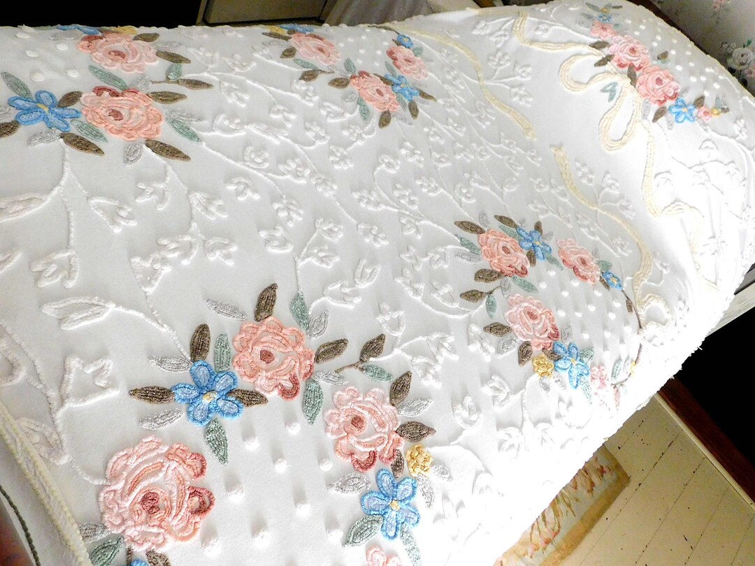 Cottage Style Chenille Bedspread, Vintage Rose Wreaths Cabin Crafts ...