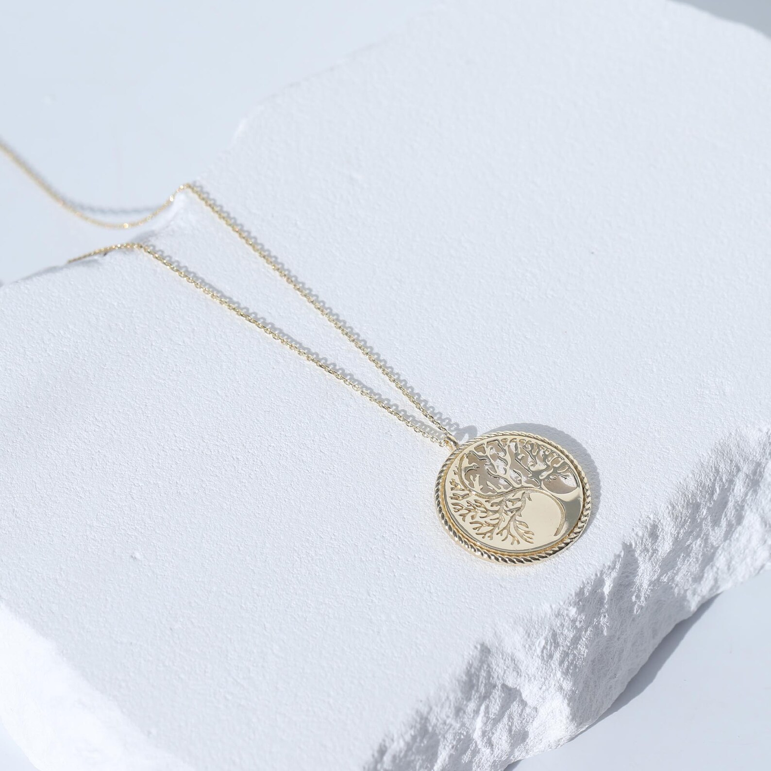 14K Gold Family Tree Medallion Necklace, Personalized Engraving - Etsy