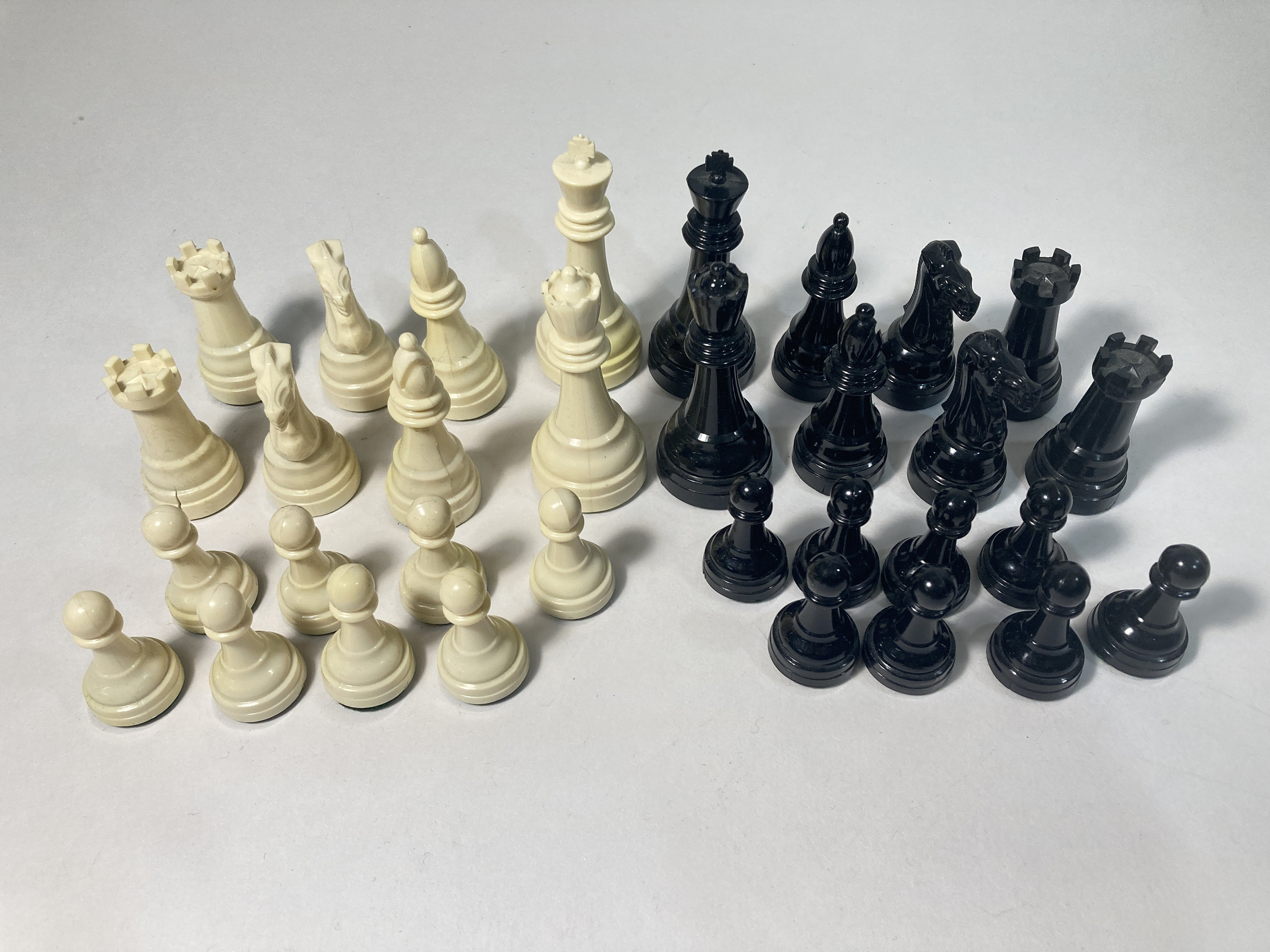 Vintage Plastic Chess Set Weighted Pieces Felt Bottoms 3.25 Inch King ...