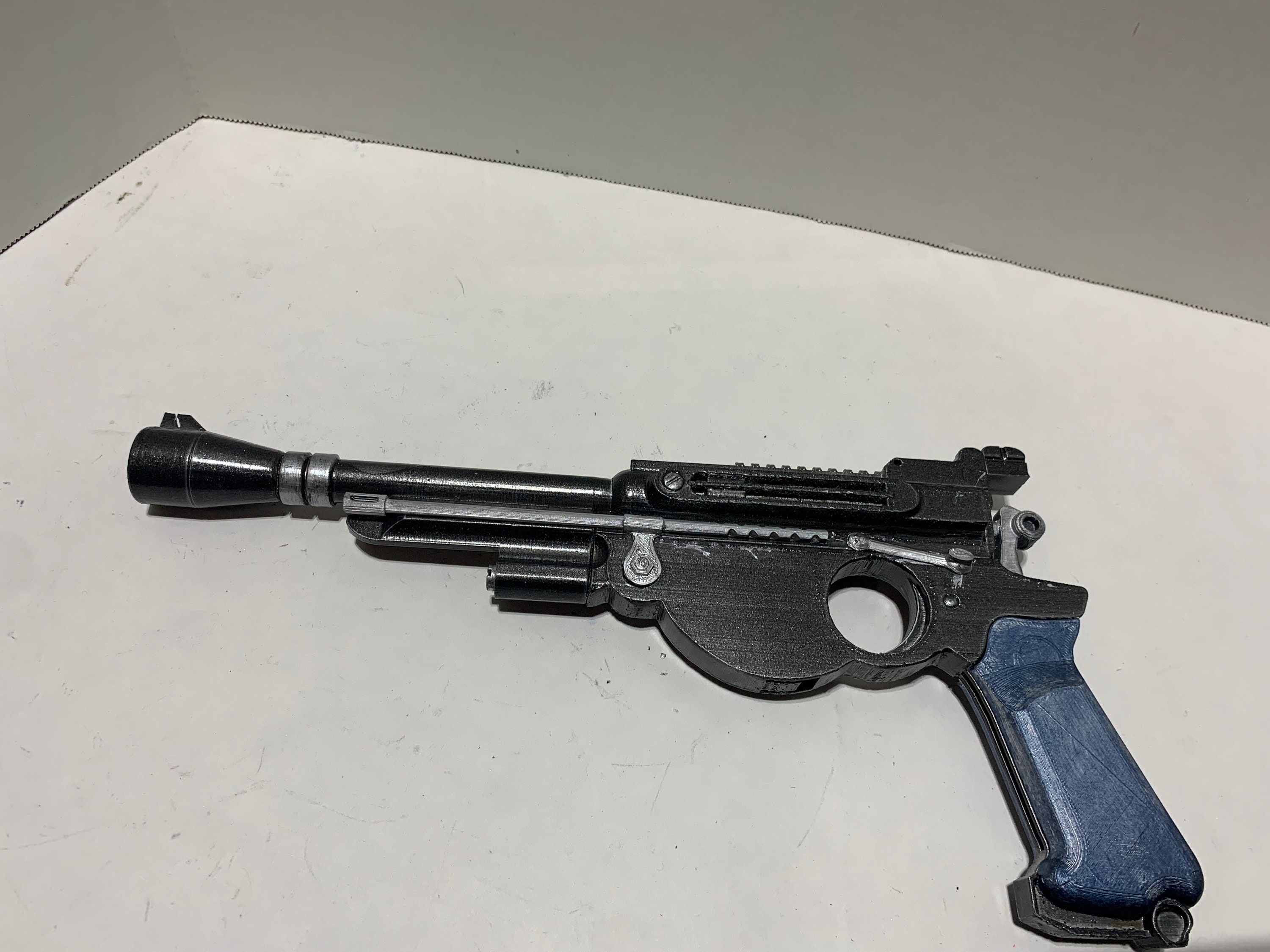 Prop Blaster Modeled After an IB-94 Blaster Pistol From the Mandalorian ...