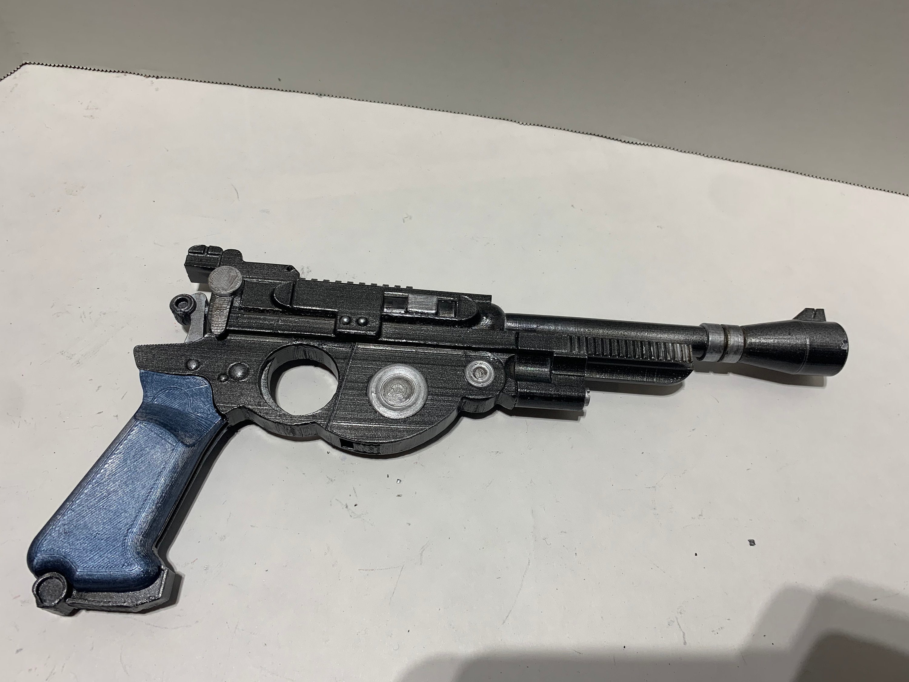 Prop Blaster Modeled After an IB-94 Blaster Pistol From the Mandalorian ...