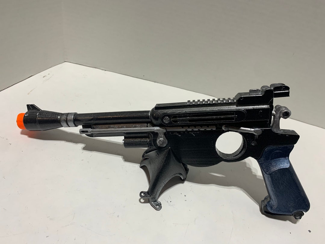 Prop Blaster Modeled After an IB-94 Blaster Pistol From the Mandalorian ...