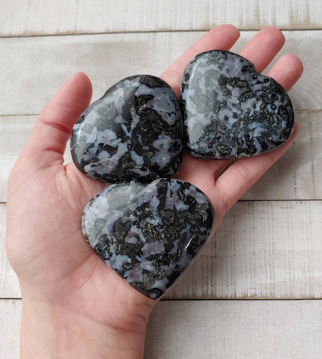 Cœur Indigo Gabbro Merlinite mystique de Madagascar, sculptée à la main ...