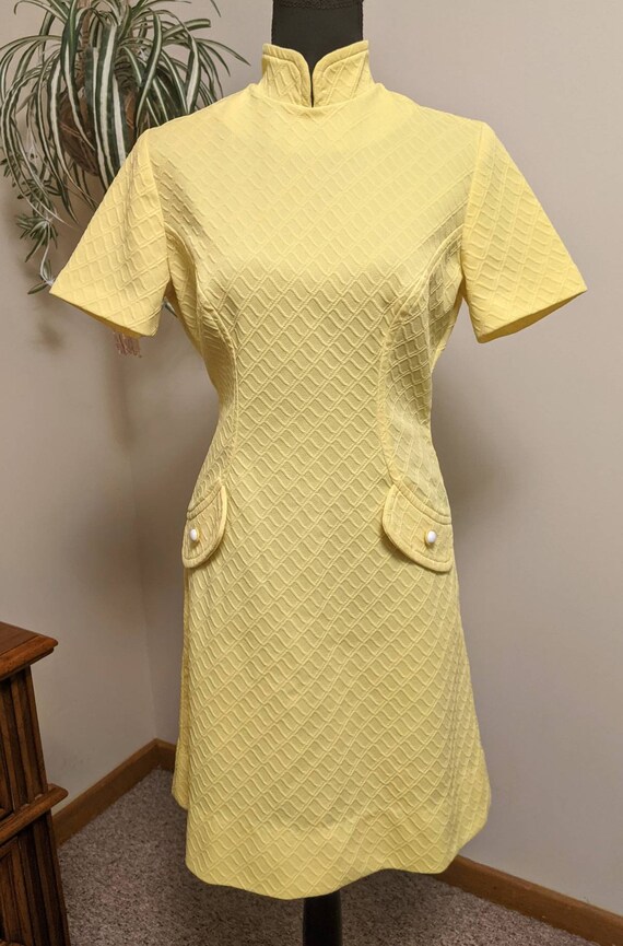 Vintage 1960s Light Yellow Mandarin Collar Textured P… - Gem