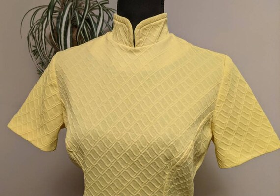 Vintage 1960s Light Yellow Mandarin Collar Textured P… - Gem