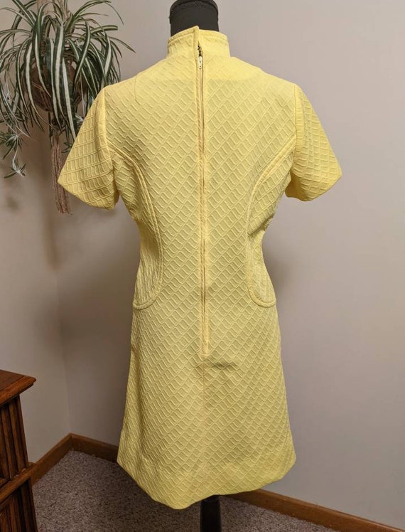 Vintage 1960s Light Yellow Mandarin Collar Textured P… - Gem