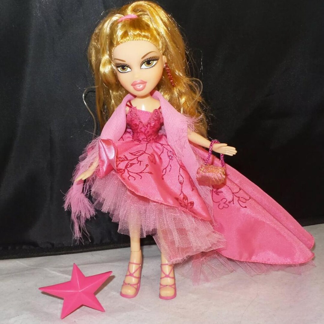 BRATZ Holiday Trinity Doll W/ Original Dress, Shoes, Shaw, Purse ...