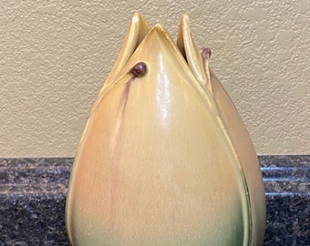 Door Pottery Sturgeon Bay Matt Green Handled Leaf Vase - Arts and ...