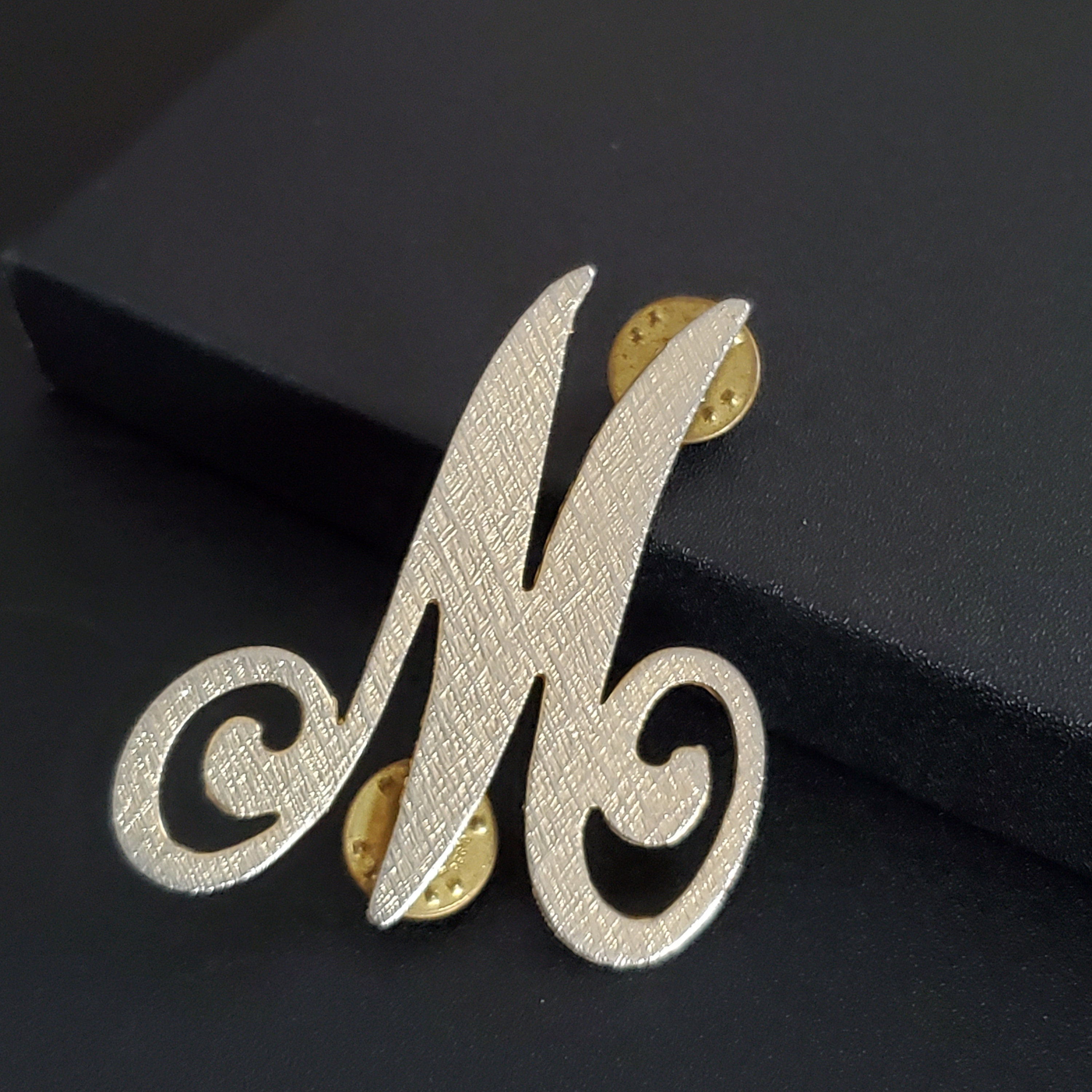 Letter M brooch Gold alphabet M pin Vintage initial brooch pin - Etsy.de