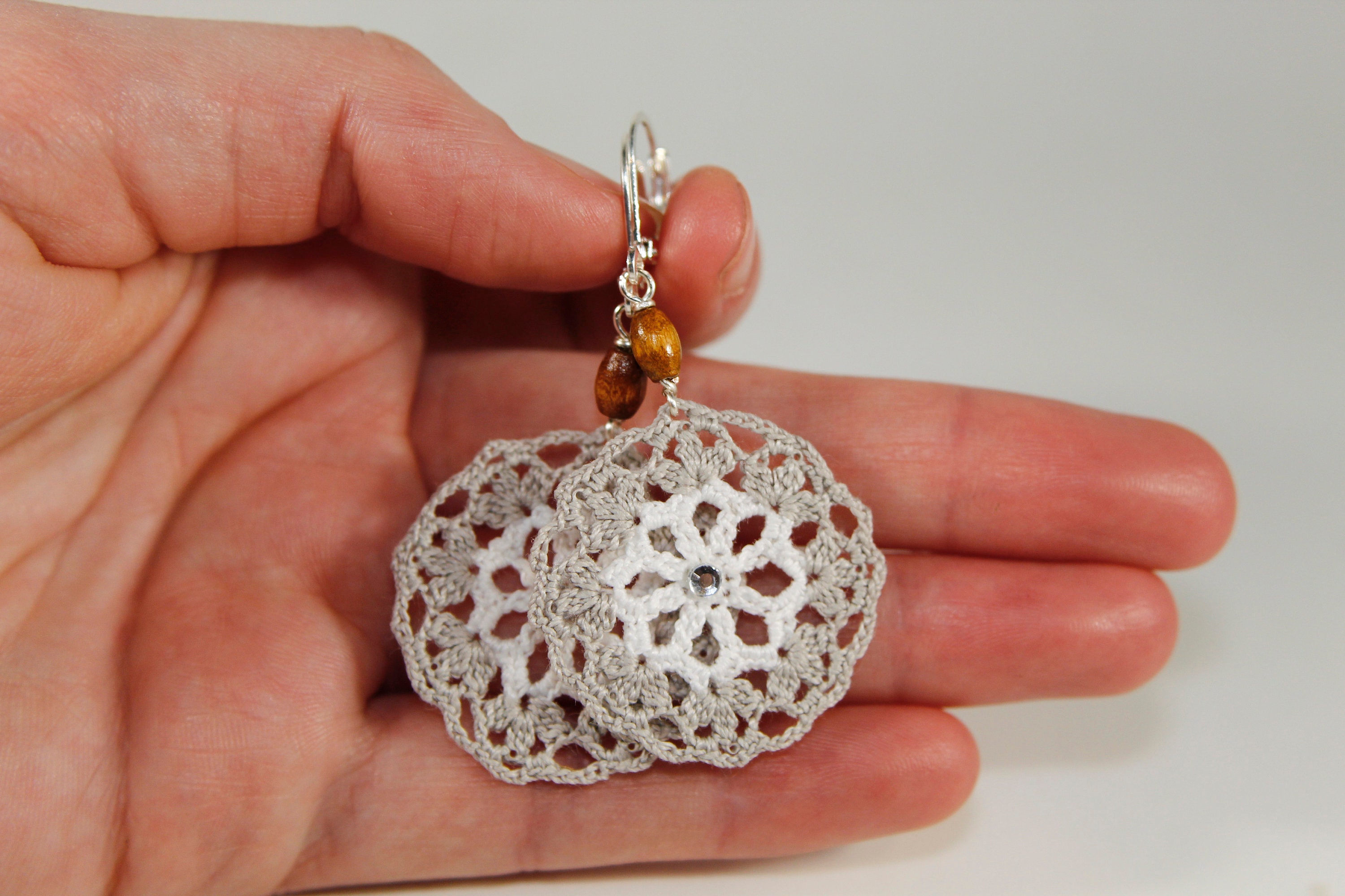 Boho encaje ganchillo pendientes gris blanco Mandala pendientes Textil ...