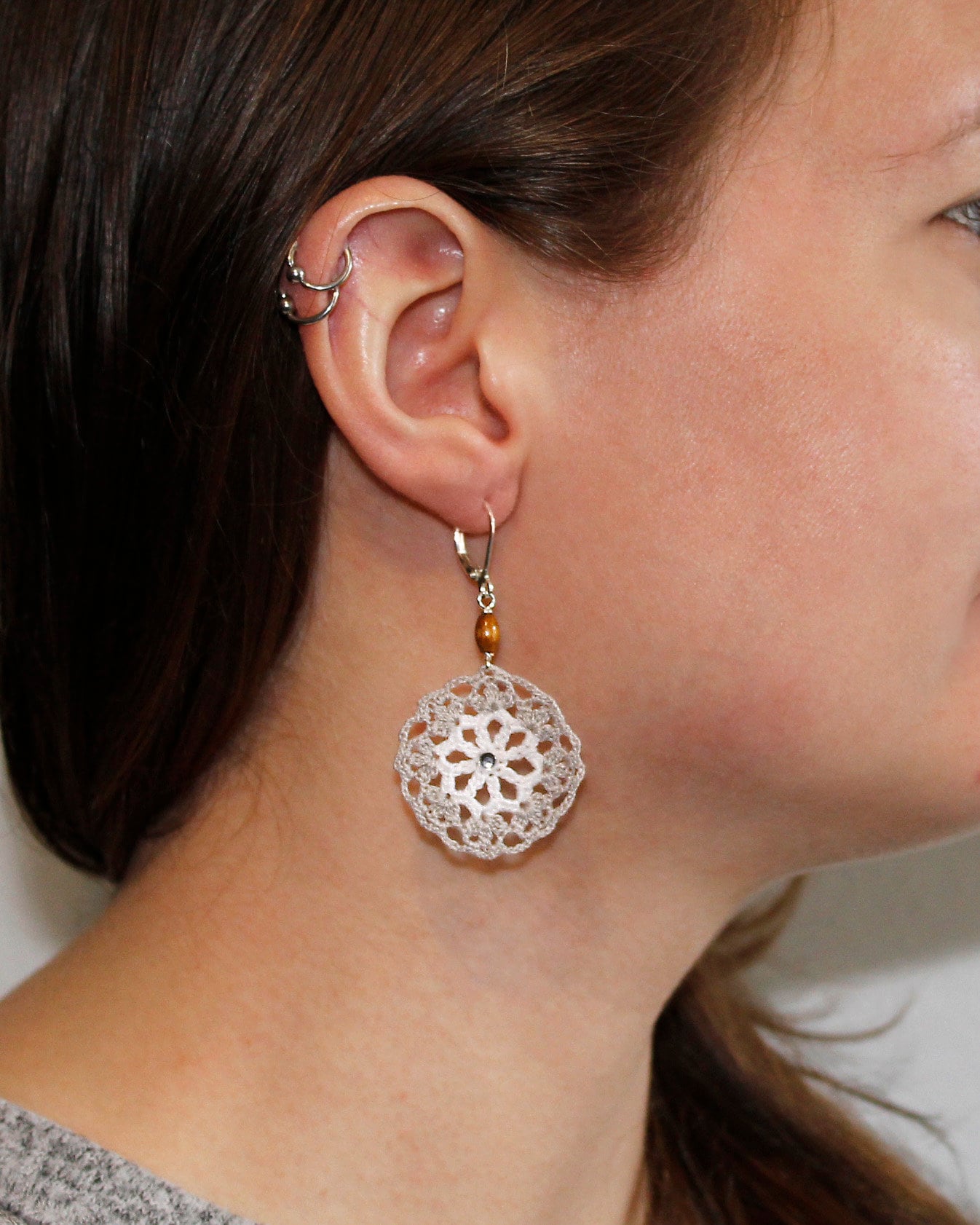 Boho encaje ganchillo pendientes gris blanco Mandala pendientes Textil ...