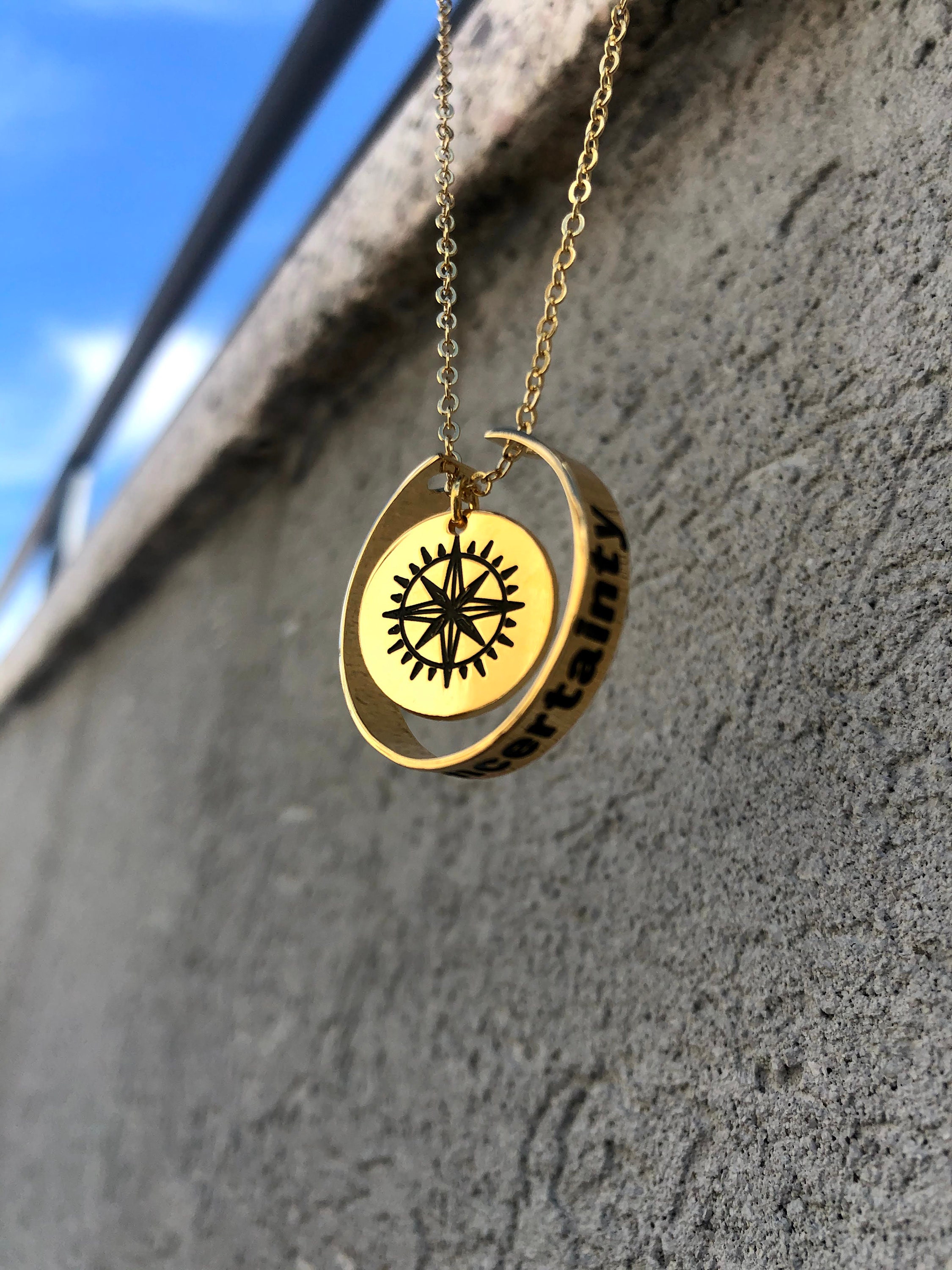 Collar de la brújula de oro joyería cinética joyería sostenibilidad ...