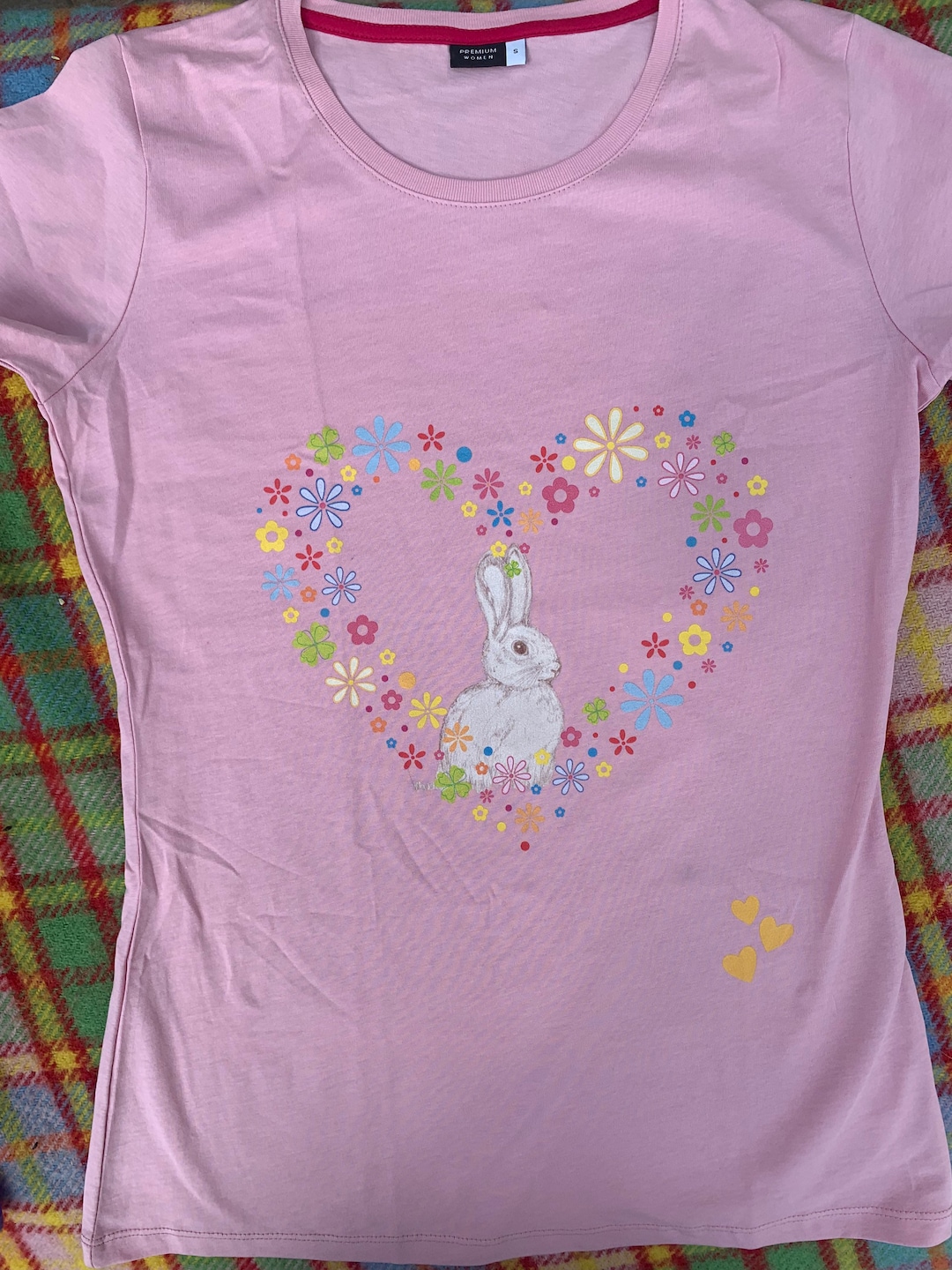 Mignon tee rose pour femmes. Design de lapin mignon pour les ...
