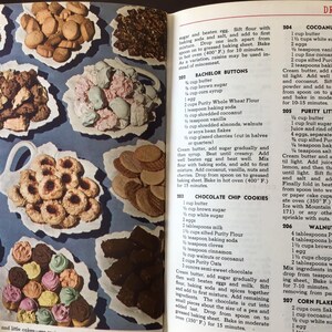 Vintage 1945 Purity Flour Cookbook: Wartime Edition, Canadian Recipes ...