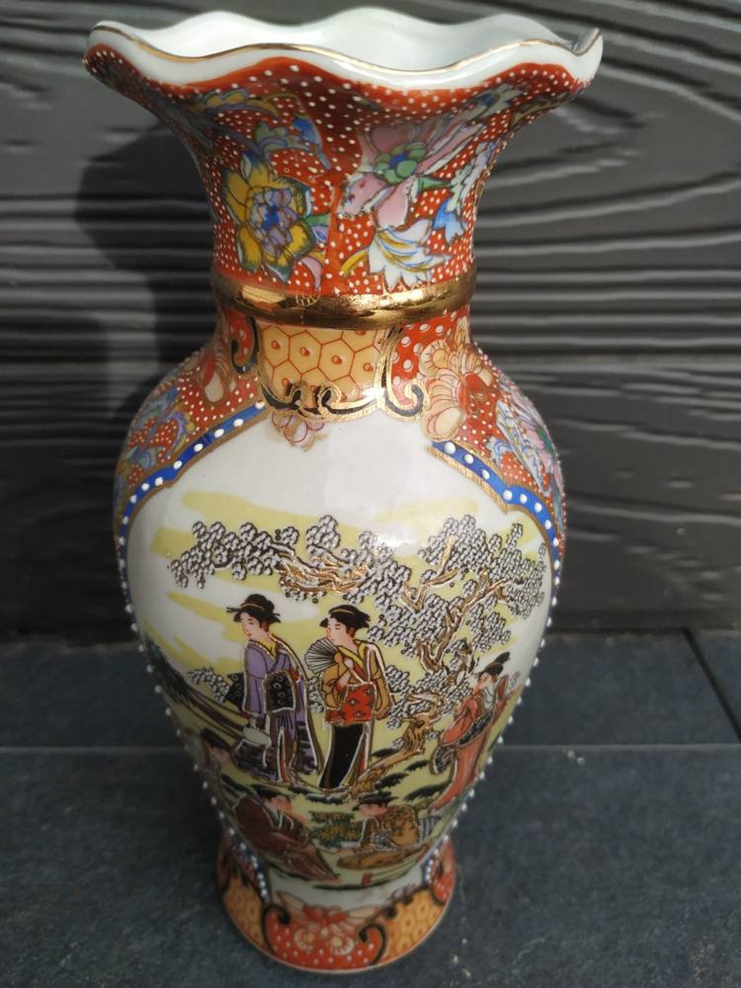 Asian Porcelain Vase. Geishas Peacocks & Floral Patterns. With Golden Inlays. Top of the ...
