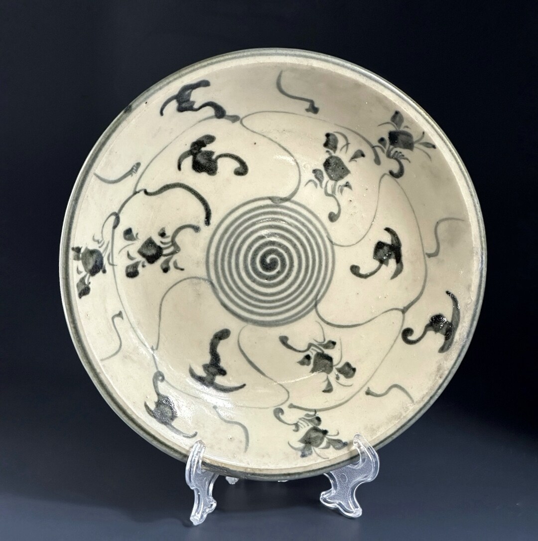 17th C. Chinese Pottery Shallow Bowl With Auspicious Fungi Decoration ...