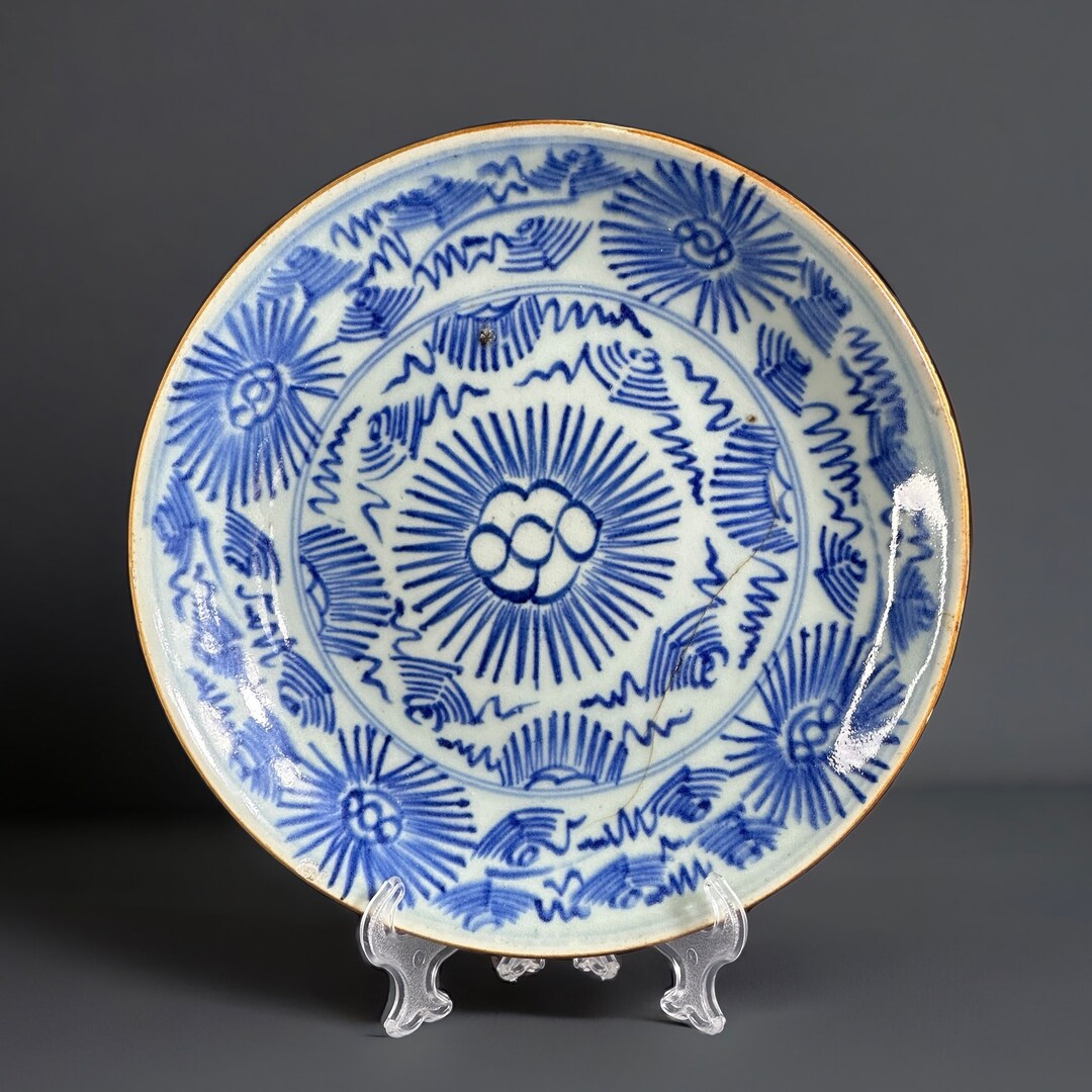 18th Ct. Blue and White Chinese Porcelain Plate With Stylised Floral ...