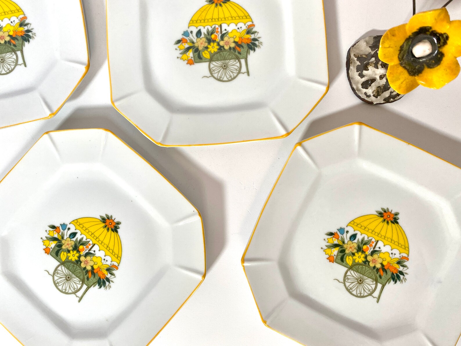 Retro 1970s Flower Plates Set of 4 - Etsy