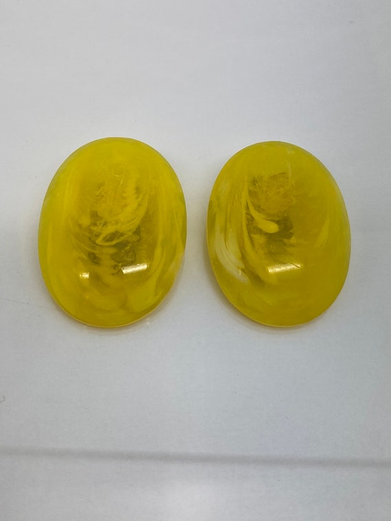 Vintage yellow translucent oval - Gem
