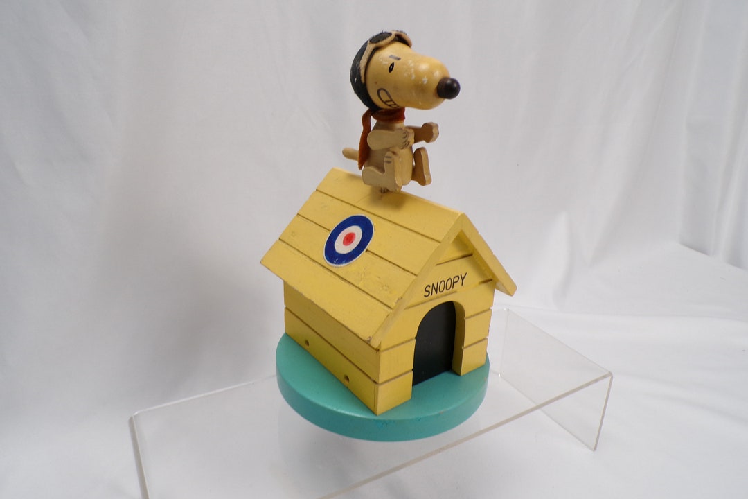 Charles Shultz "peanuts" Charlie Browns Lovable Snoopy Atop His Musical ...