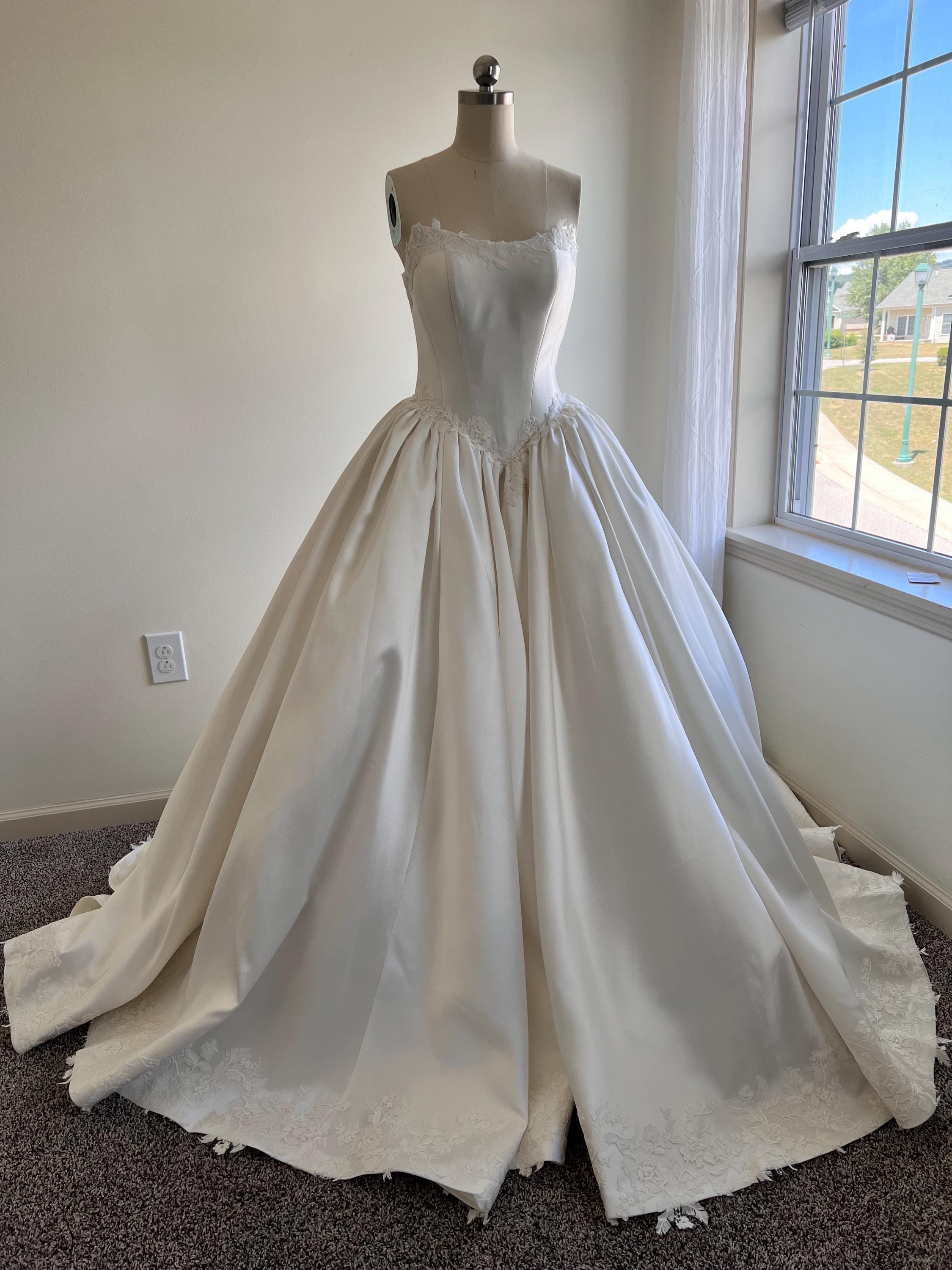 Lace Cat Eye Corset Ball Gown Wedding Dress With Cathedral Train ...