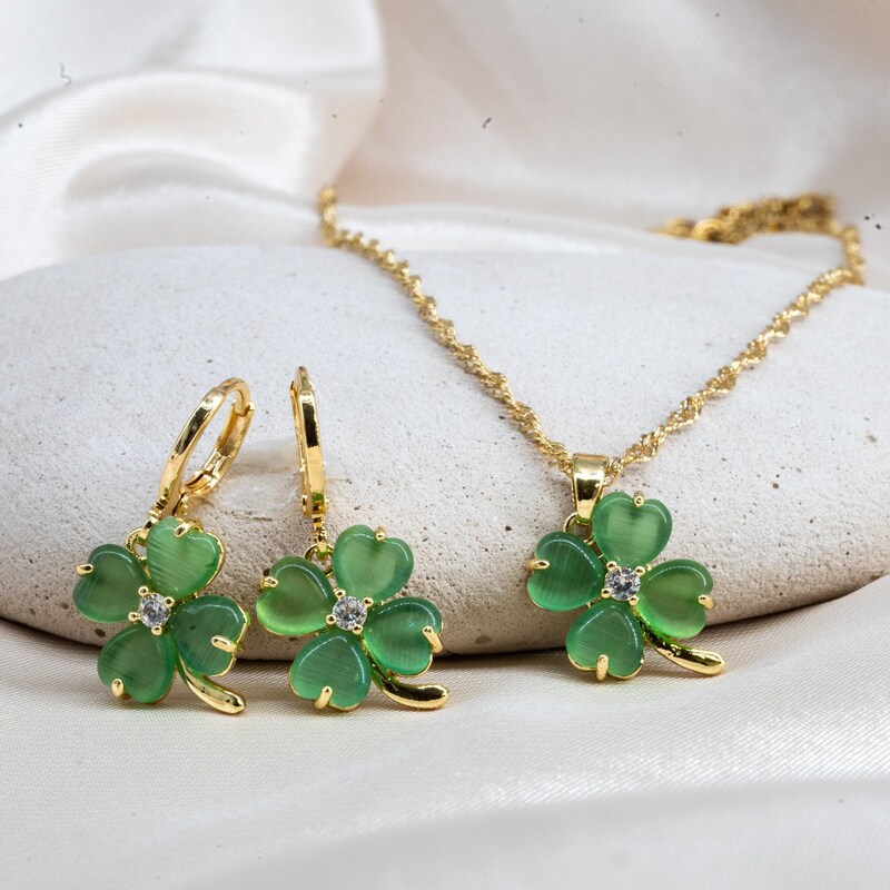 Clover Necklace - Etsy