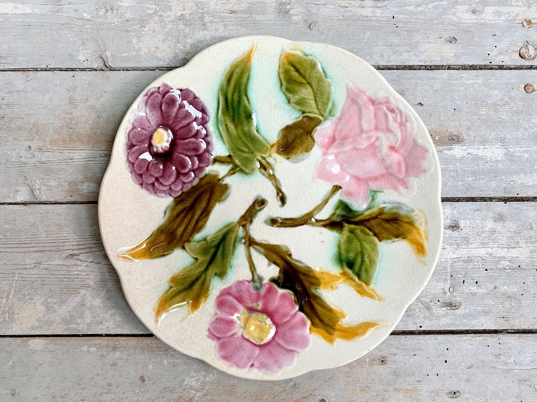 Década de 1900 ~ Plato antiguo de loza francesa en mayólica barbotina ...