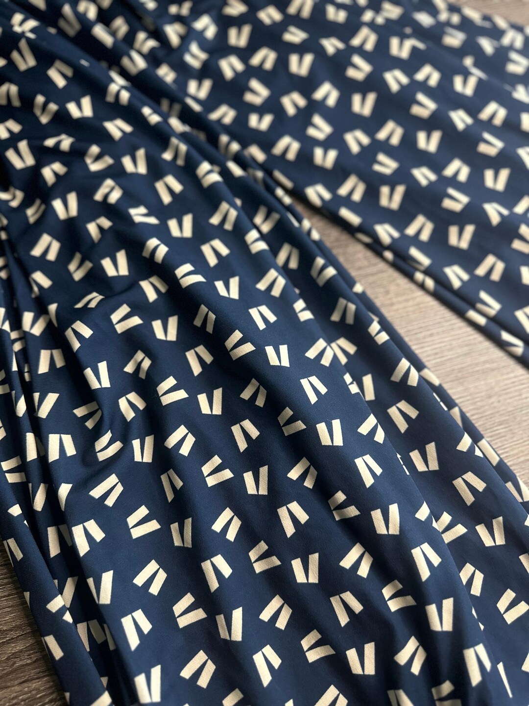 ITY: 3 YD CUT Remnant Navy Cream V Bar Design - Etsy