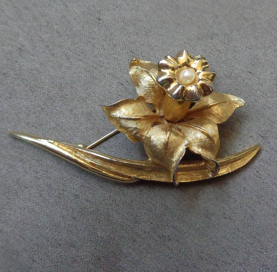Boucher Daffodil flower of the Month Series Brooch - Etsy