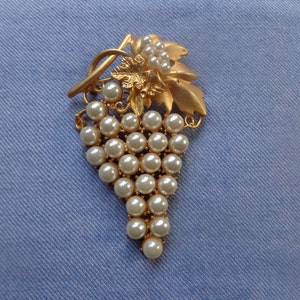 Large Bunch of Grapes Brooch With Faux Pearls in Matte Gold Tone Metal ...