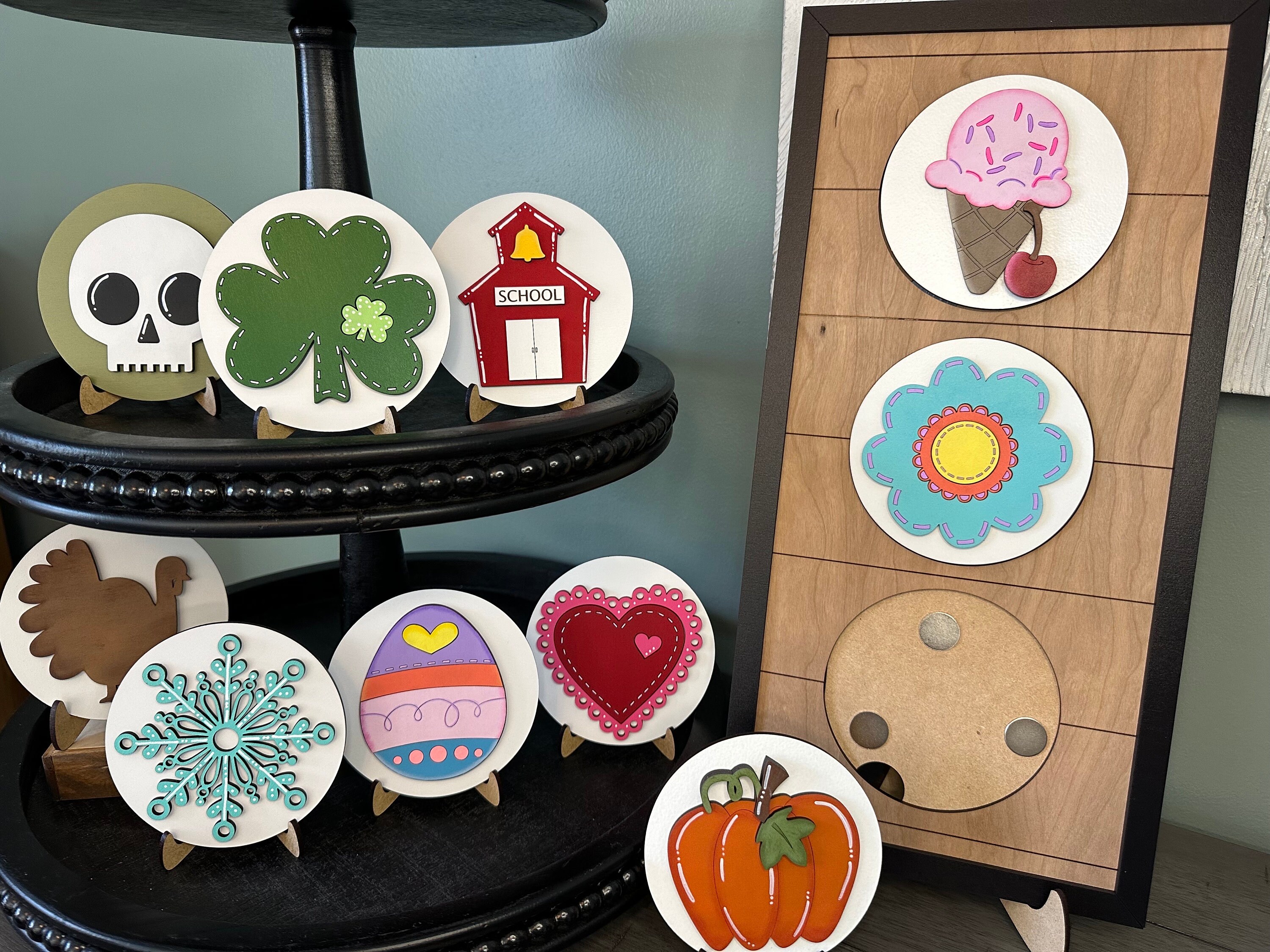 Round Interchangeable Holiday Signs / Shelf Sitters / Mantel Decor ...