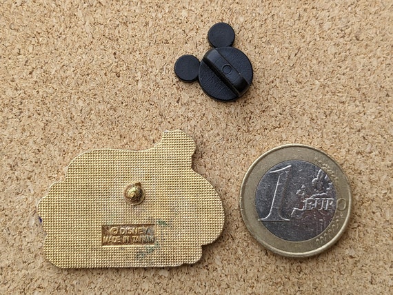 Vintage Disney's Aladdin Genie holding lamp enamel pin - Gem