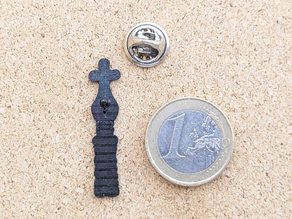 Vintage King chess piece enamel pin - Gem