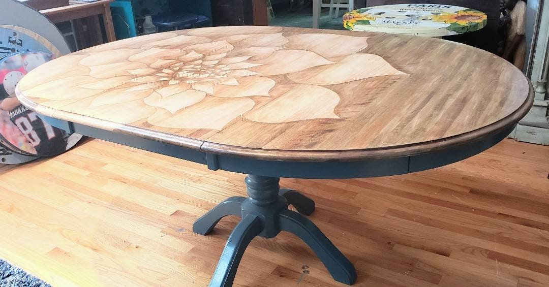 Round table upcycle store