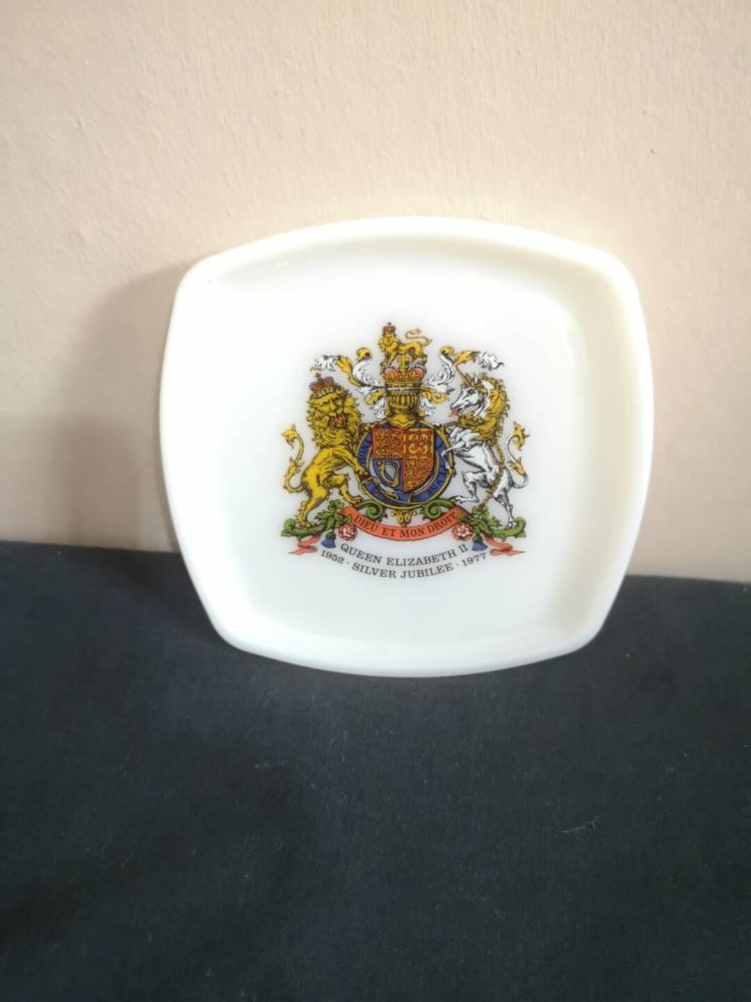 Vintage Jaj Pyrex Queen Elizabeth II Silver Jubilee Trinket / Pin Dish ...