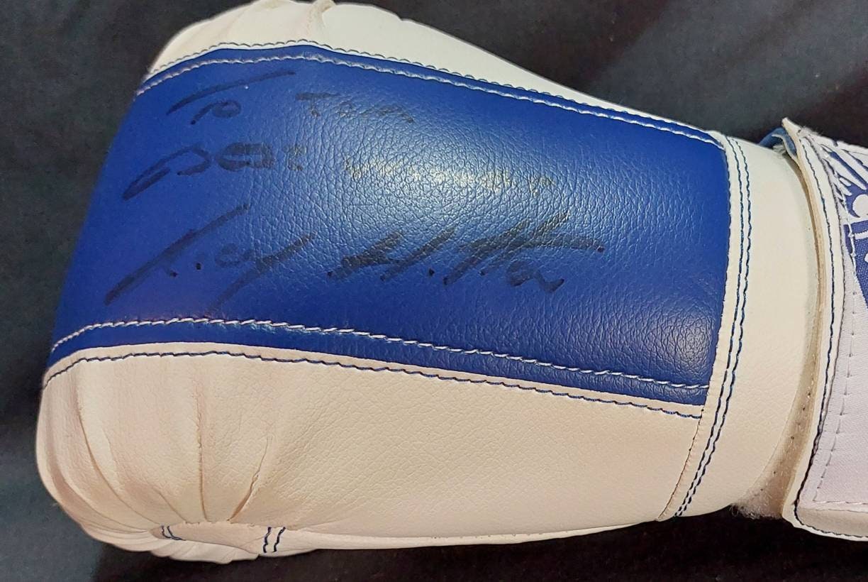 Vintage Ricky Hatton Signed Boxing Glove. Boxing Collectable, Boxing Paraphernalia. Boxing ...