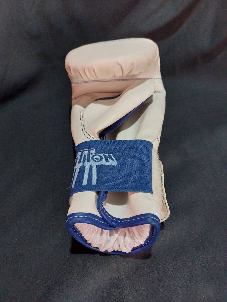 Vintage Ricky Hatton Signed Boxing Glove. Boxing Collectable, Boxing ...