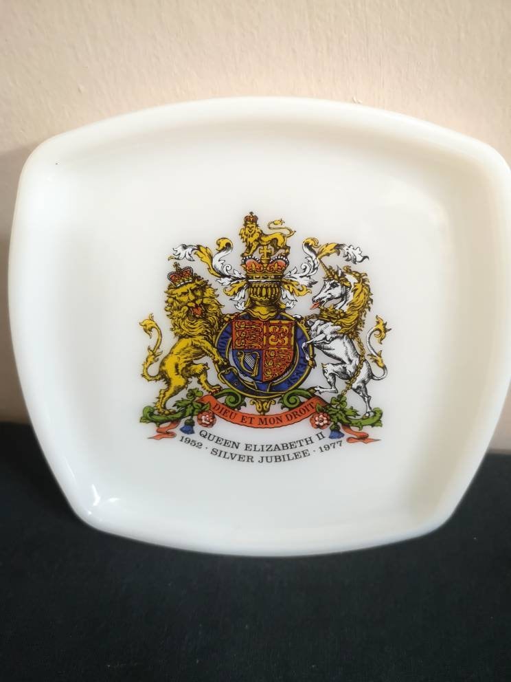 Vintage Jaj Pyrex Queen Elizabeth II Silver Jubilee Trinket / Pin Dish ...