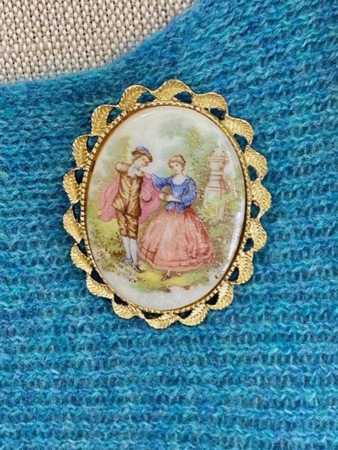 Victorian Courting Couple Scene on Glass in Gold Tone Pin Brooch Old ...