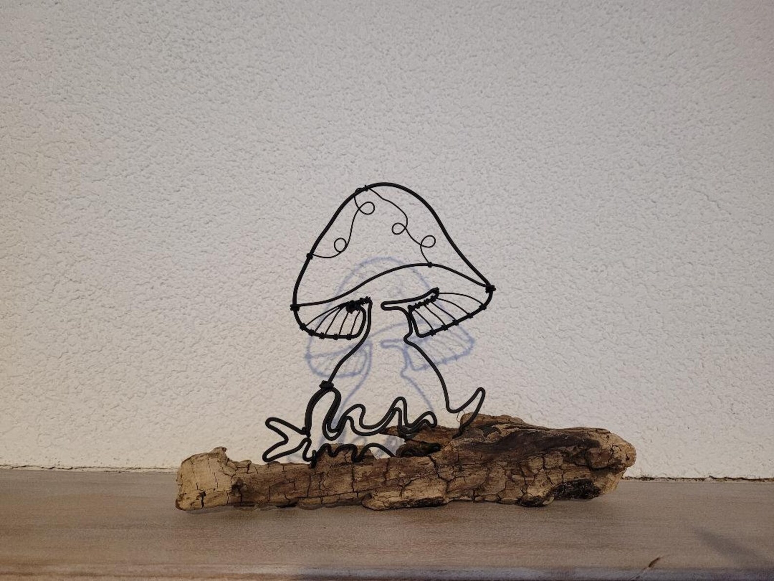 Champignon en fil de fer sur bois flotté, nature, stylisé, fleur ...