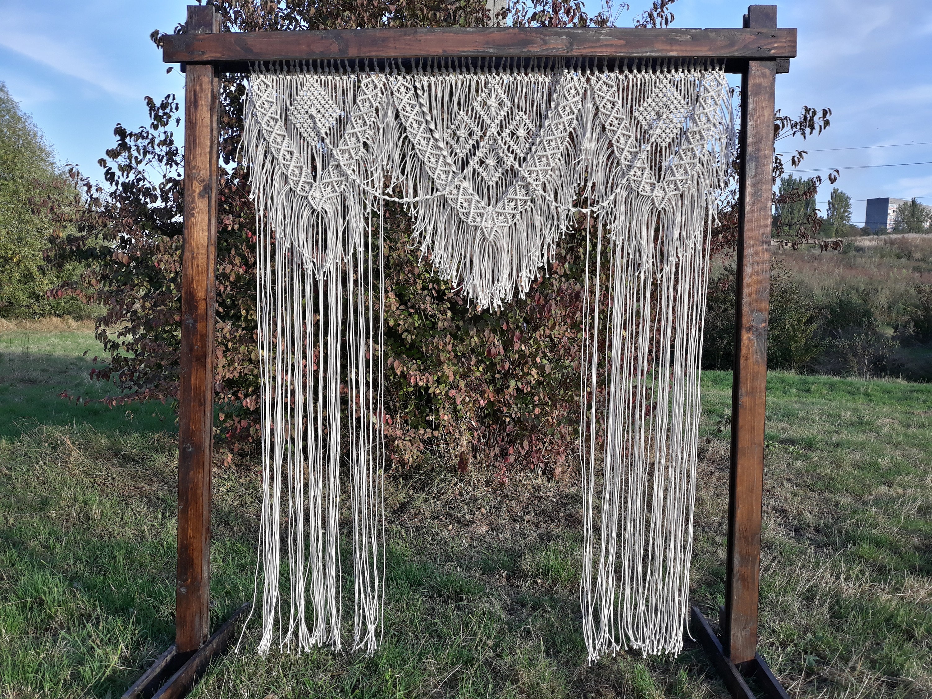 Wedding macrame backdrop diy | Beachweddingtips.com