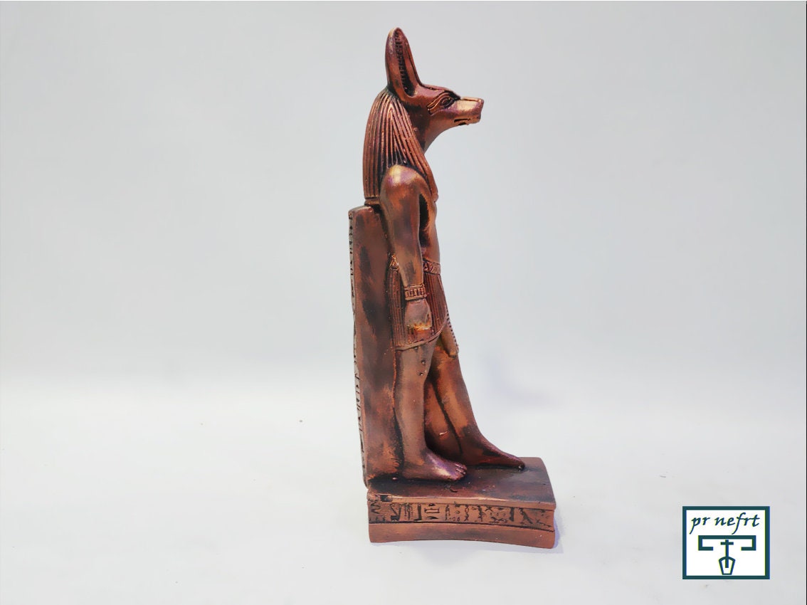 Statue von Anubis. Schakal-Statue, Gott der Toten und des Friedhofs und ...